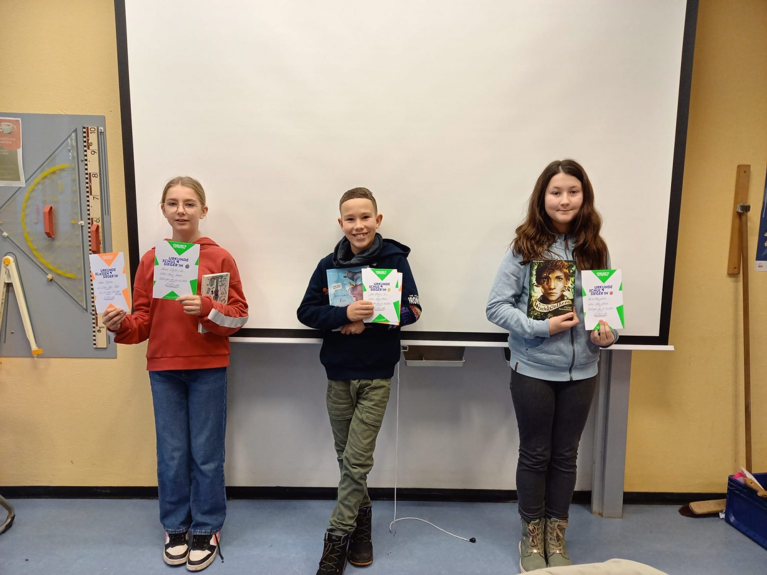 Schulsieger im Vorlesewettbewerb 2023/2024 – Lothar – Kahn – Schule